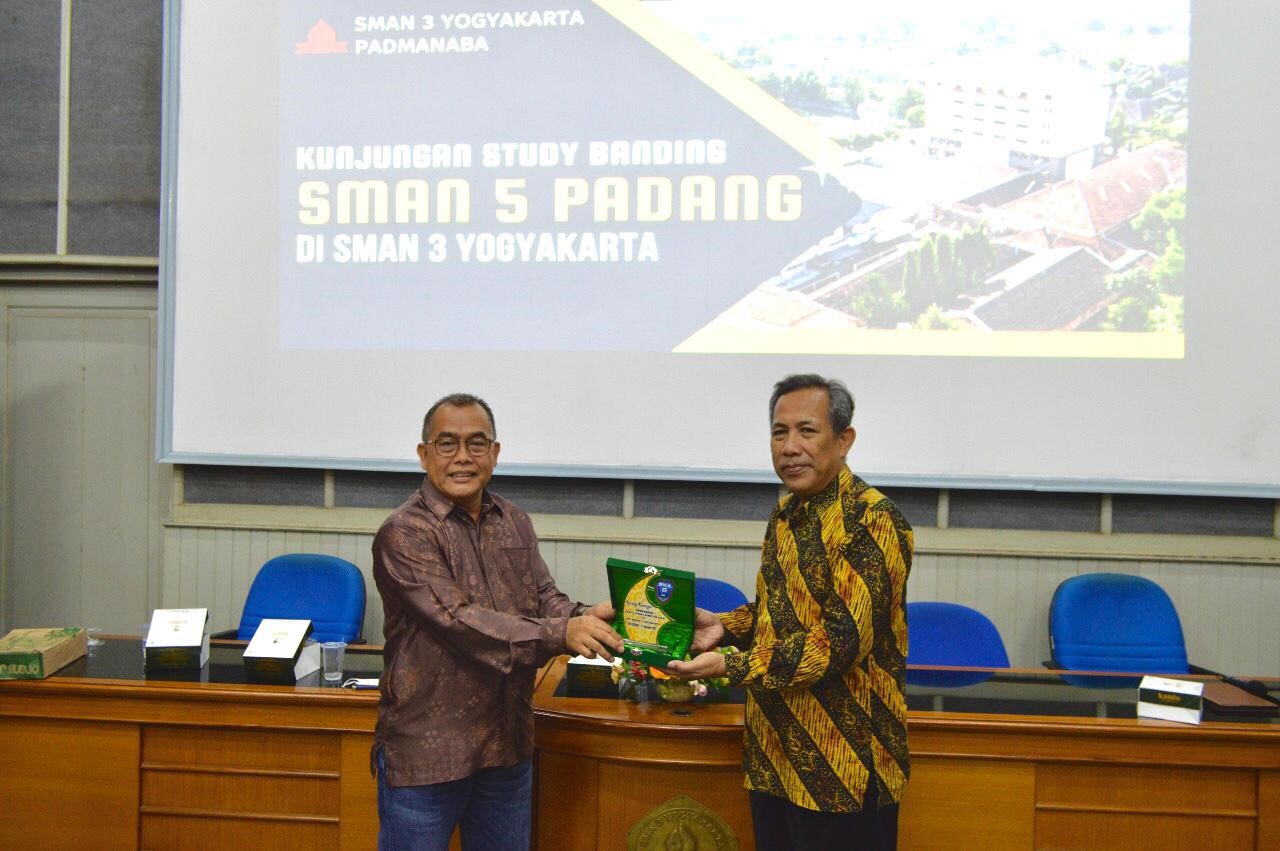 SMA NEGERI 3 YOGYAKARTA BERBAGI PENGALAMAN DALAM KUNJUNGAN STUDI ...