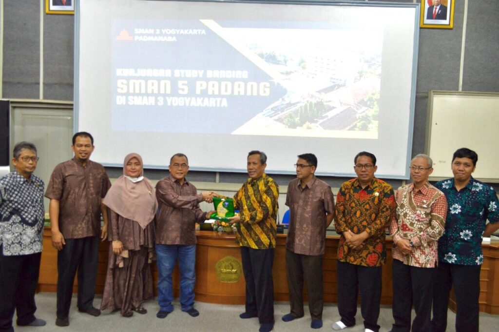 SMA NEGERI 3 YOGYAKARTA BERBAGI PENGALAMAN DALAM KUNJUNGAN STUDI ...